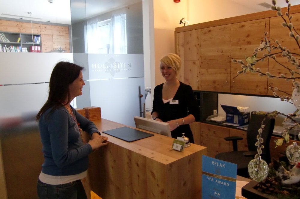 Die Rezeption im Hotel - Holzleiten (Urlaub)