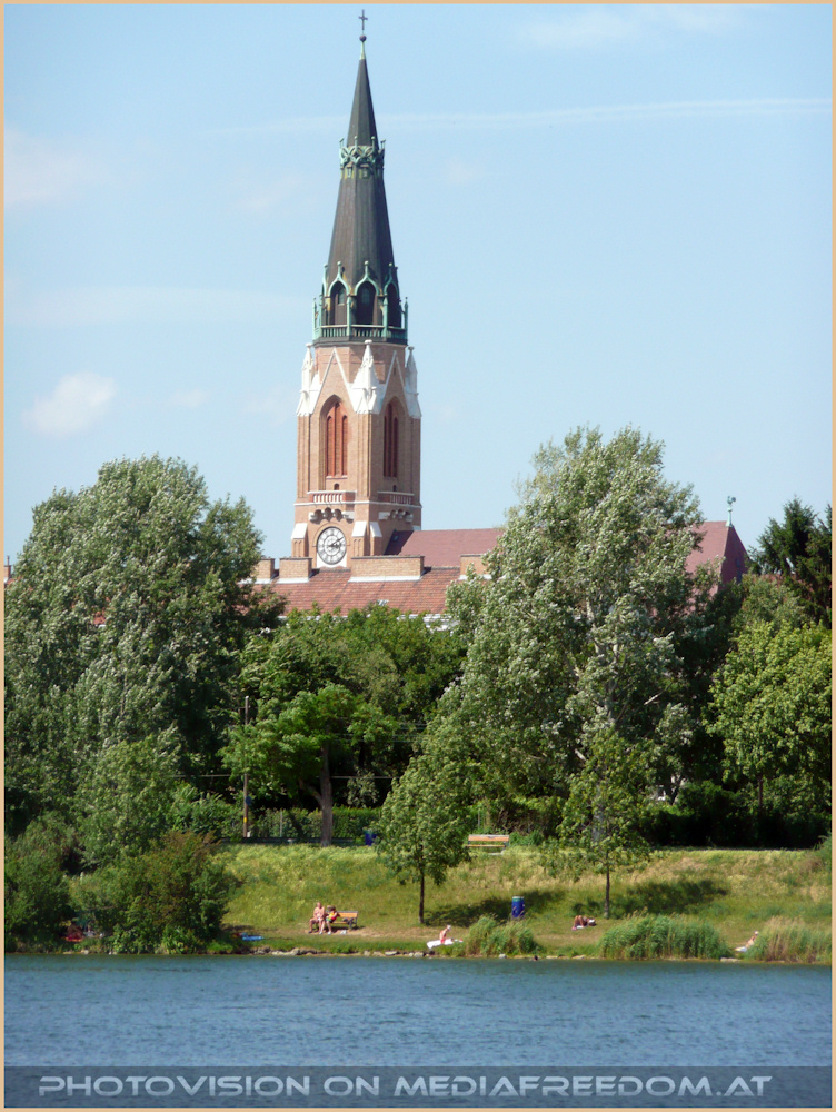 Blick zur Donaufelder Kirche in Floridsdorf - Dragonerhäufl
