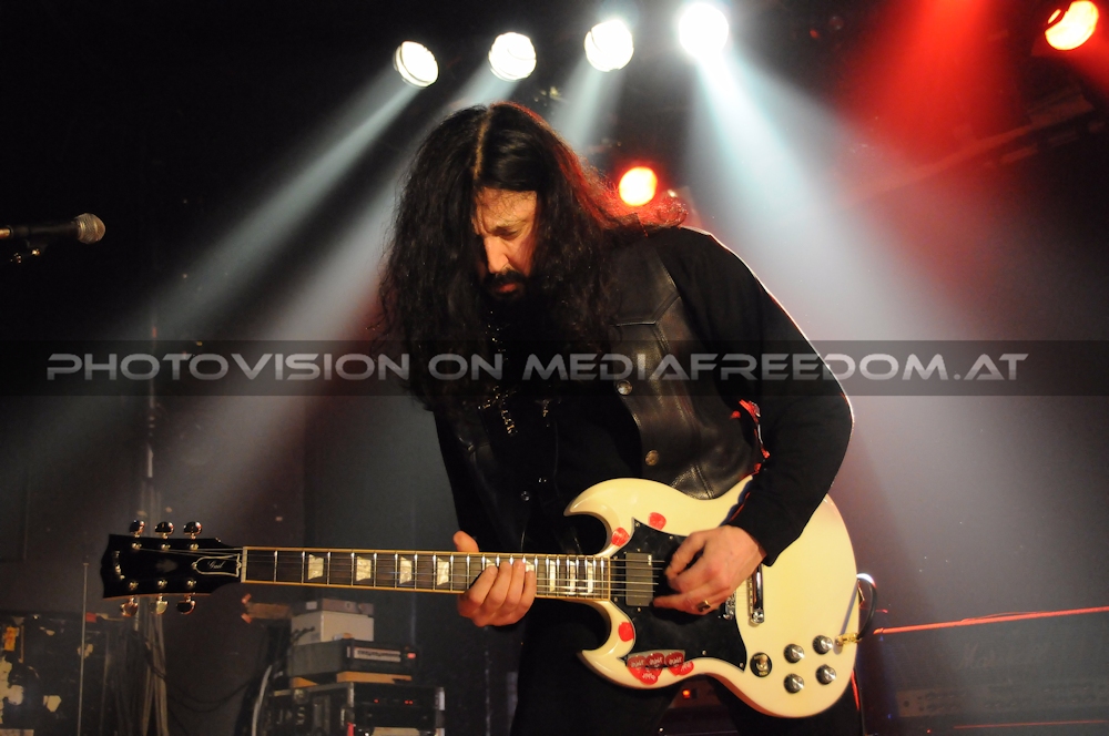 One foot in the dark - Planet Music (House of Lords - Concert)